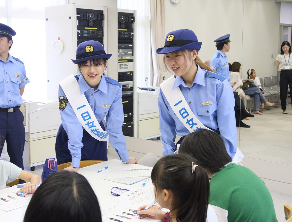 CCC学生団体「tASUkeai」の学生が1日警察官